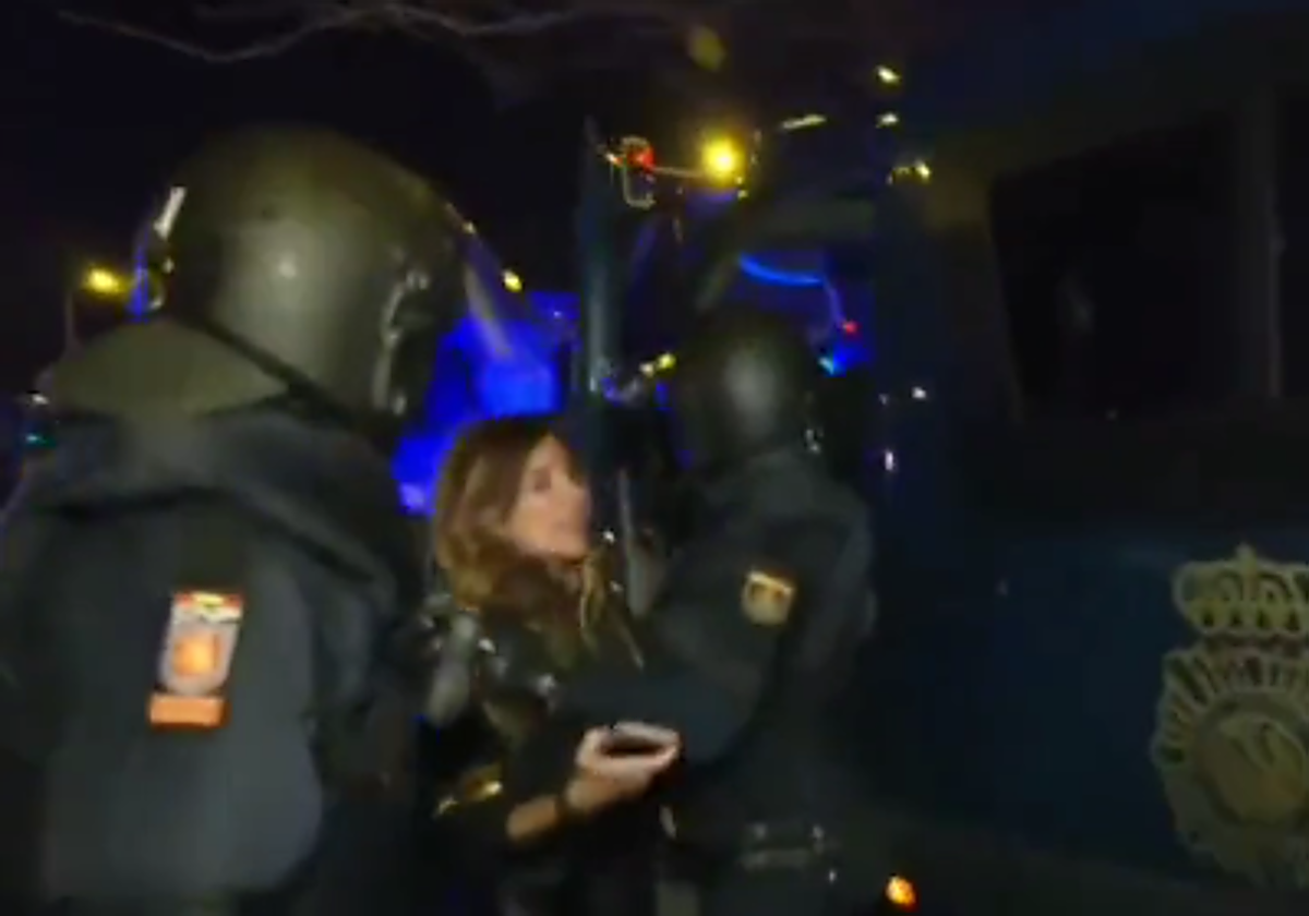 La surrealista detención de una mujer en Ferraz tras colarse en un furgón de la Policía Nacional ...